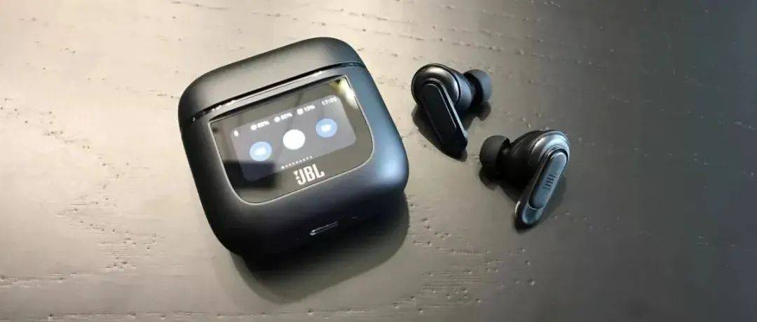 iPod 不死！JBL 为 TWS 配备了触摸屏充电盒，音乐随身听的体验会更好吗？_猫王_耳机_手表