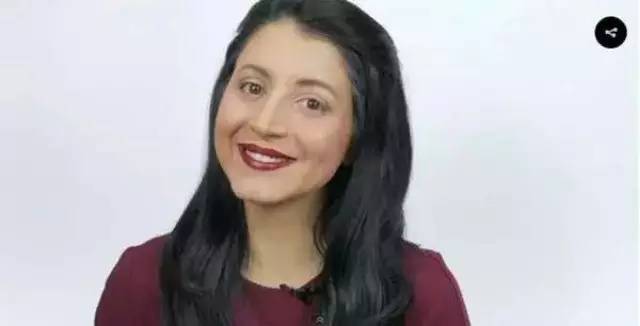 看到她把口红涂在眼周时,大家疑惑,但几秒后所有女生都要感谢她黑眼圈处理肤色