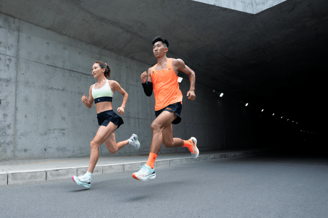 极致专业就是一种时尚！特步 160X 3.0 PRO 为何火遍「娱乐圈、商圈、体育圈」？_跑鞋_技术_性能