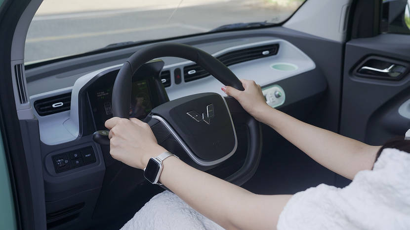 可爱风微型电动车二选一，QQ冰淇淋和宏光MINIEV你站谁？_搜狐汽车_搜狐网