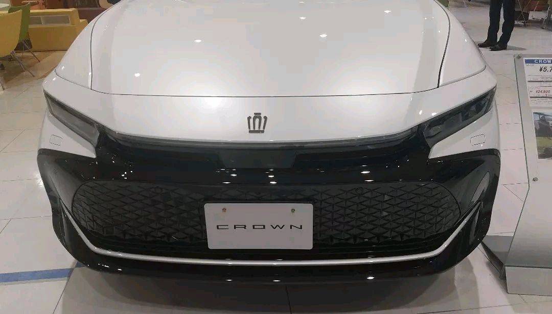 新丰田皇冠“运动版”曝光，2.4T+6AT，琥珀金漆面质感一流，帅气_搜狐汽车_搜狐网