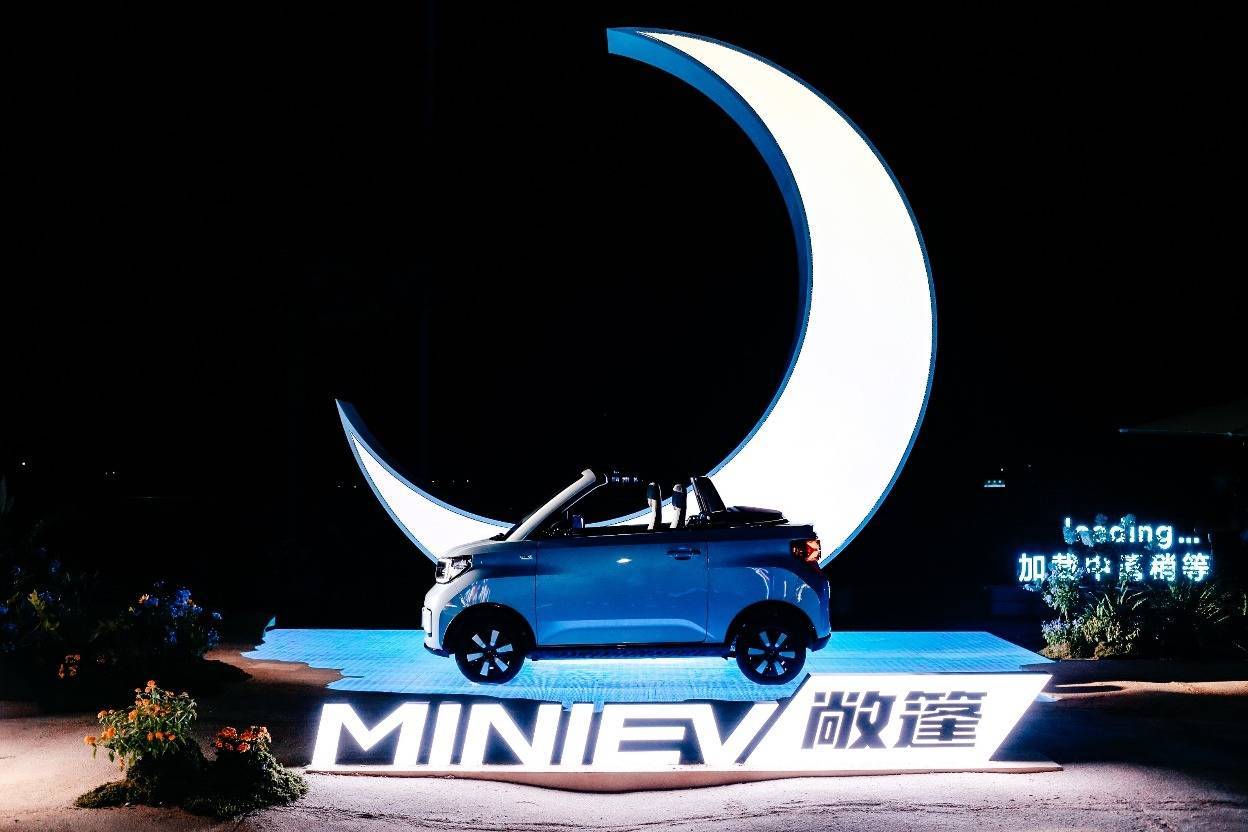 五菱宏光 MINIEV 敞篷版9.99万元浪漫上市，新色、快充双重助力 GAMEBOY 上新_搜狐汽车_搜狐网