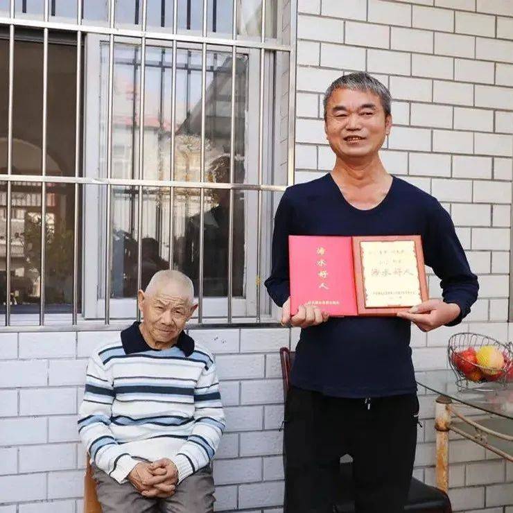 这对 父女”携手走了16年,背后故事让人泪目老人李军夫妻