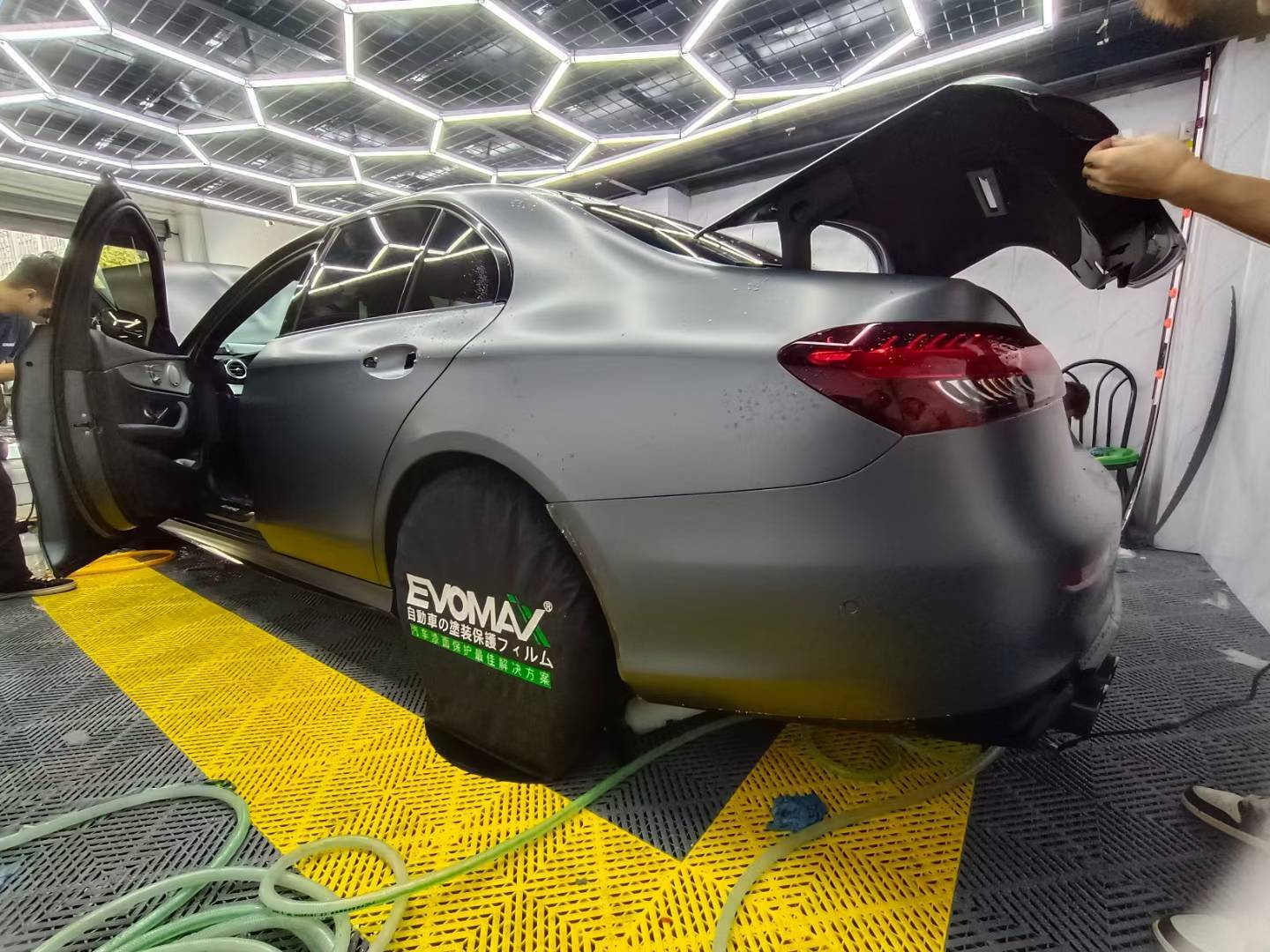 奔驰E53 AMG选择EVOMAX易玛日本TPU隐形车衣漆面保护膜_搜狐汽车_搜狐网