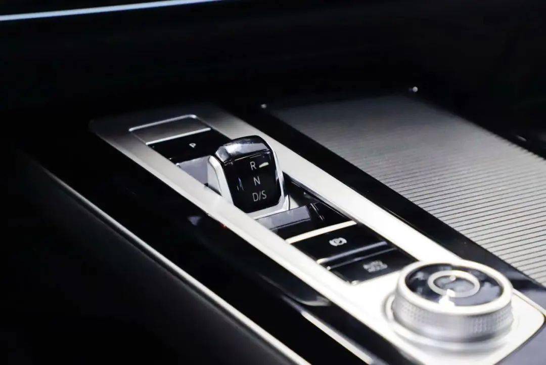 硬核合资SUV，2.0T，220马力，大五座大空间，后排轻松跷二郎腿！_搜狐汽车_搜狐网