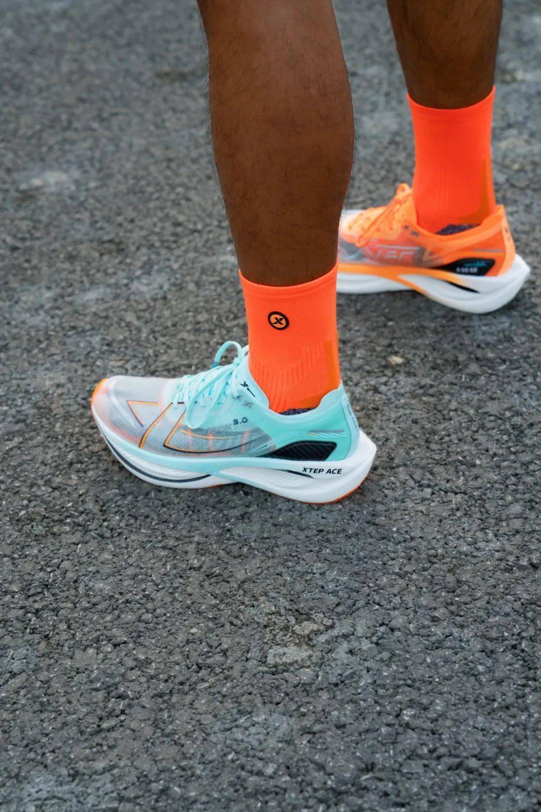 「来自中国的世界级跑鞋：特步160X3.0PRO」超跑级碳板！超能回弹！_马拉松_性能_专业