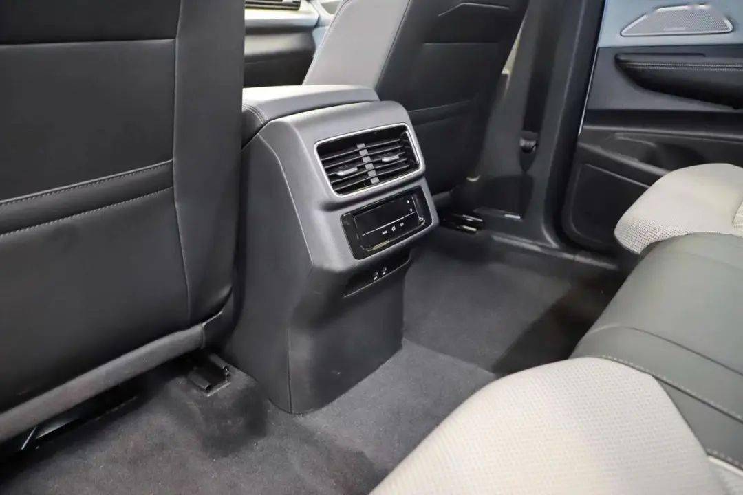 硬核合资SUV，2.0T，220马力，大五座大空间，后排轻松跷二郎腿！_搜狐汽车_搜狐网