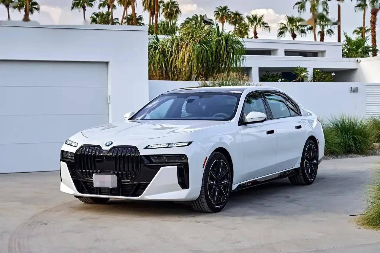 约合人民币261.2万，新款宝马760预计下月到港，配黑红双色车身_搜狐汽车_搜狐网