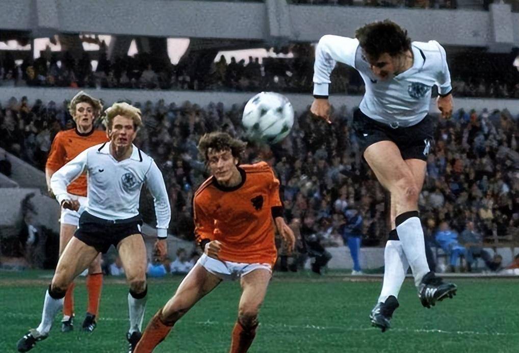 德国足球传奇人物回忆，“新凯撒”卡尔-海因茨·鲁梅尼格_比赛_拜仁慕尼黑_孩子