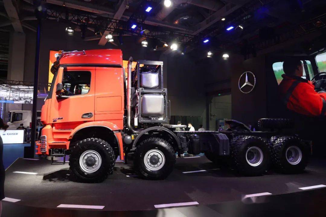 250吨德意志重拖迎来新鲜血液 打探奔驰Arocs 4863 SLT 8x8国六大件牵引车_搜狐汽车_搜狐网