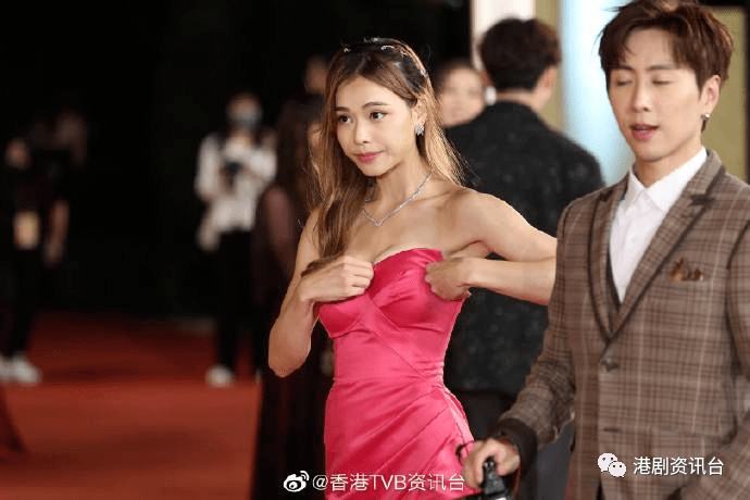 TVB台庆丨花旦小生红毯秀，各女性争奇斗艳秀美丽_观众_Kelly_长裙