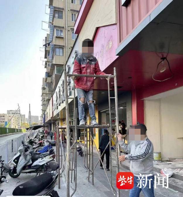 店家占道施工违规，南京鼓楼城管依法查处执法人员热河南路人行道