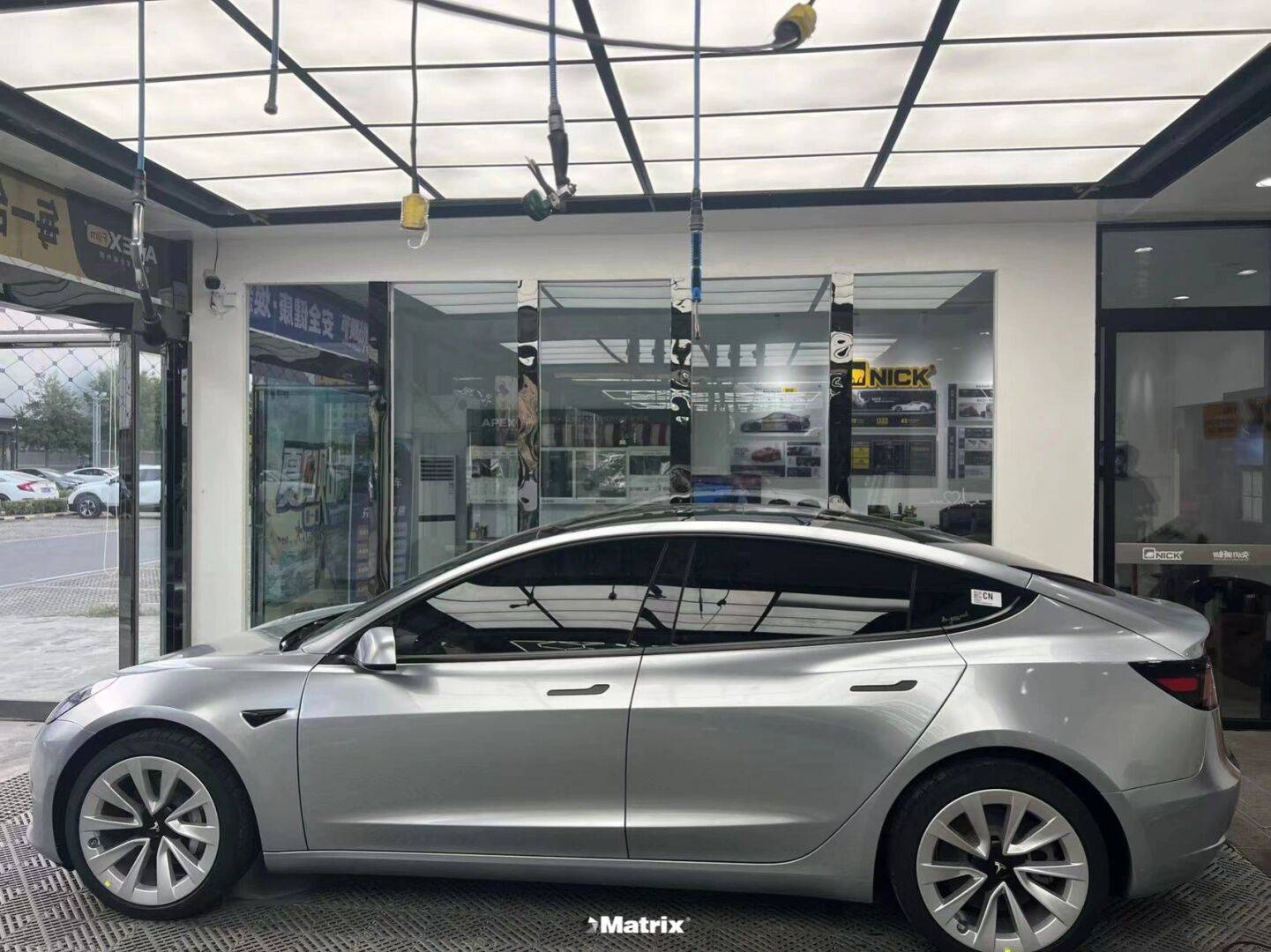 特斯拉Model3矩阵Matrix改色膜保时捷白云石亮面质感运动气息满满_搜狐汽车_搜狐网
