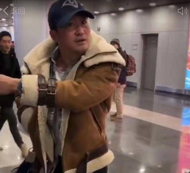 吴京机场发飙，满脸通红的指责拍视频人，难道真的是人红飘了？代拍中吴明星