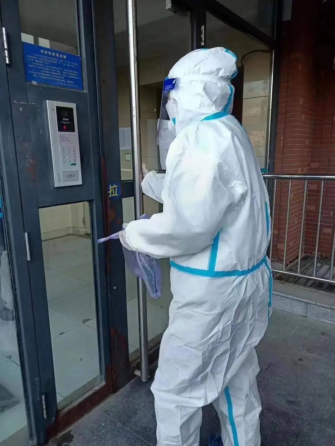 代买药品、配送物资、心理疏导……他们全力守护居民健康_街道_社区_生活