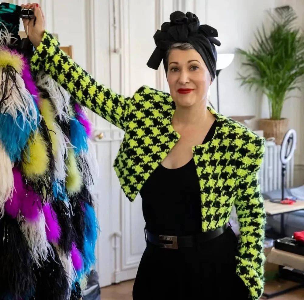 《Emily in Paris》第三季回归！又是想给编剧寄刀片的节奏？_造型_剧情_角色