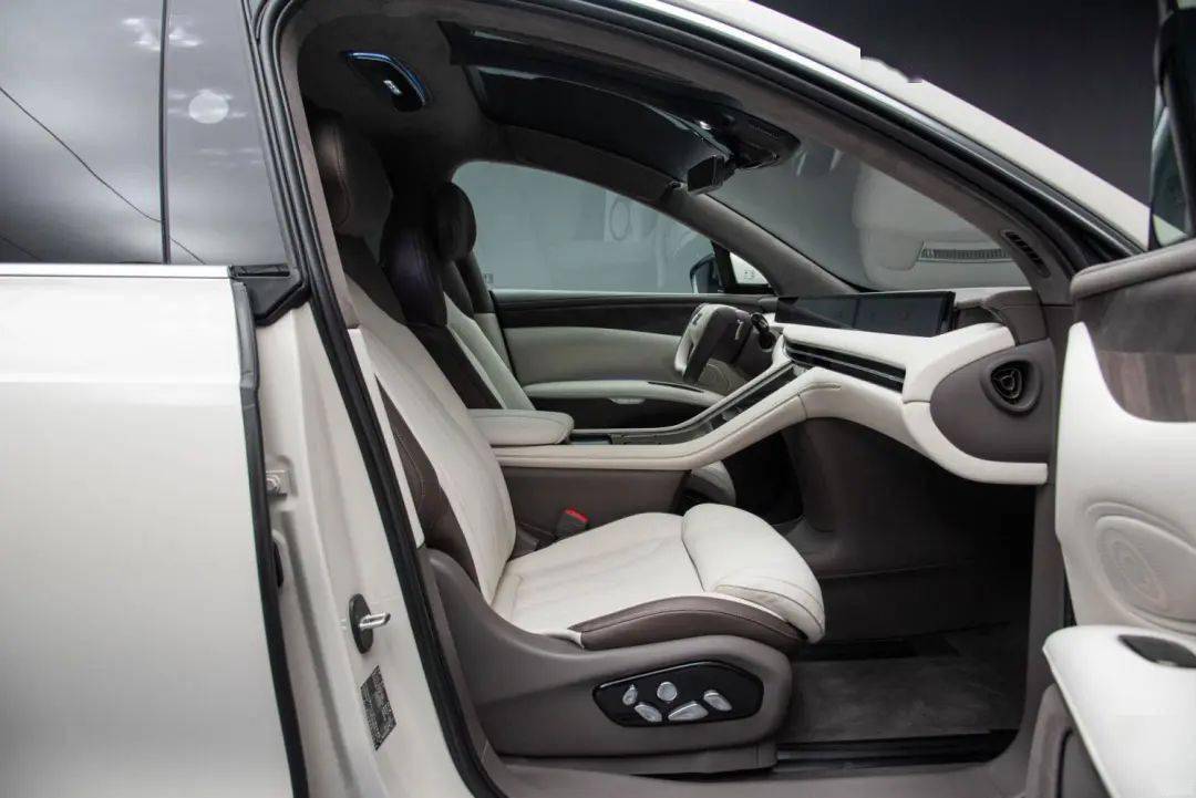 外观科幻，配置拉满，后排直接能躺平！_搜狐汽车_搜狐网