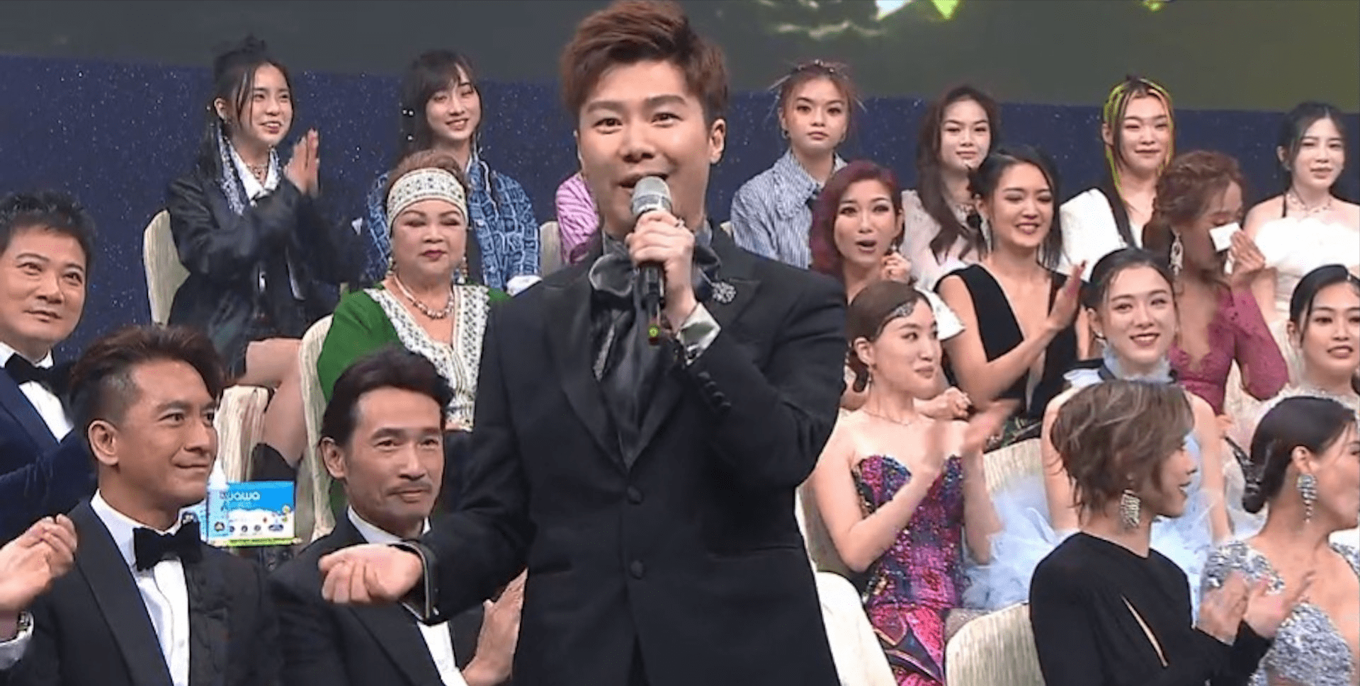 入行16年！39岁TVB娱乐主持人独挑大梁表现完美，成郑裕玲接班人_周奕玮_网友_颁奖