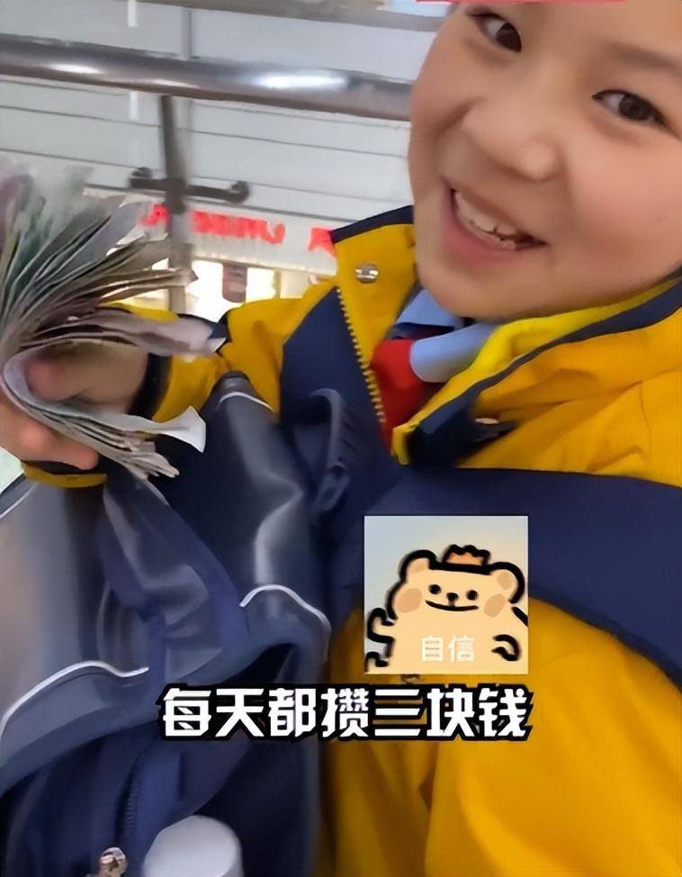 女孩妇女节给妈妈戴上自己买的金戒指:每天存3块钱存了1年多,就为了这天给妈妈买礼物视频网友零花钱