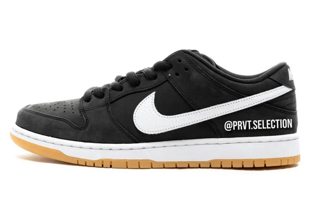 「指南针运动专栏」这双黑生胶Dunk国内终于入库！Nike SB Dunk Low “Black Gum”即将发售！_鞋子