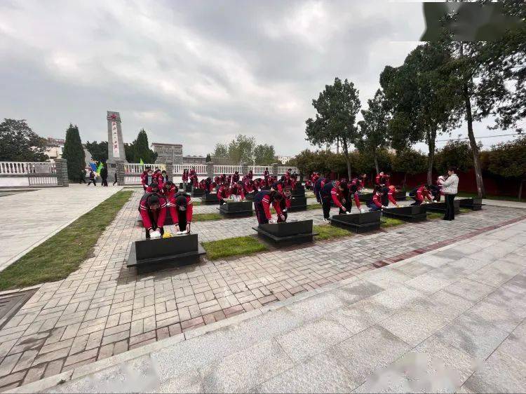 缅怀先烈 致敬英雄丨郏县各级团（队）组织开展“清明祭英烈”主题活动（二）_革命_少先队员_烈士陵园