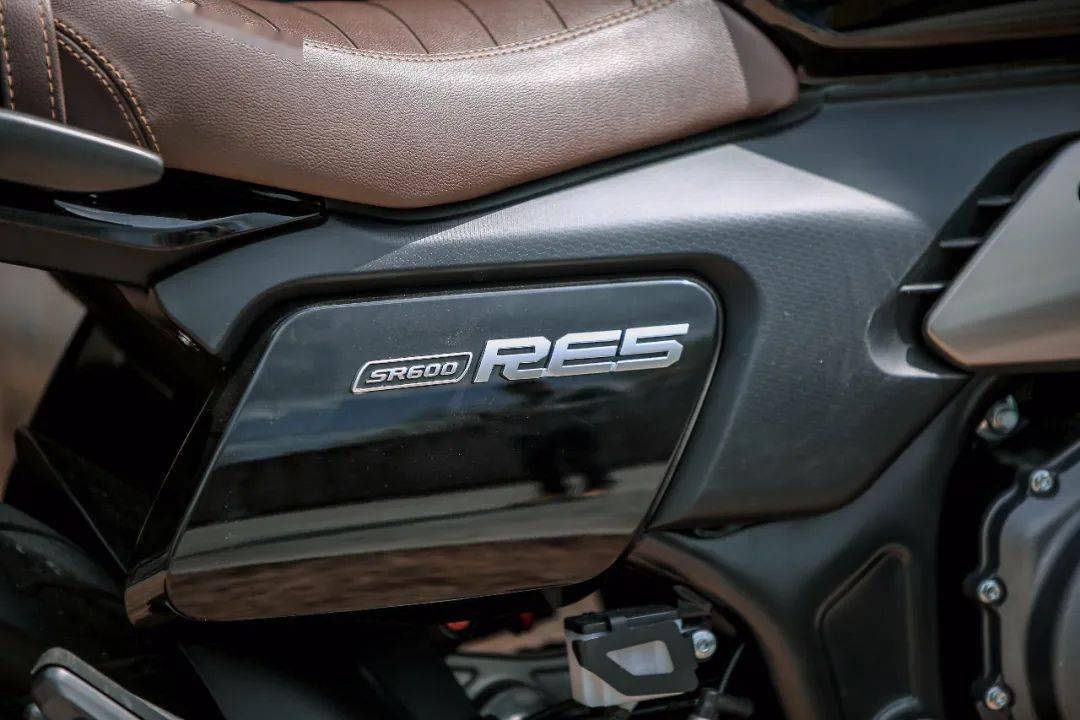 一匹2023年中量级英伦复古黑马——赛科龙RE560_搜狐汽车_搜狐网