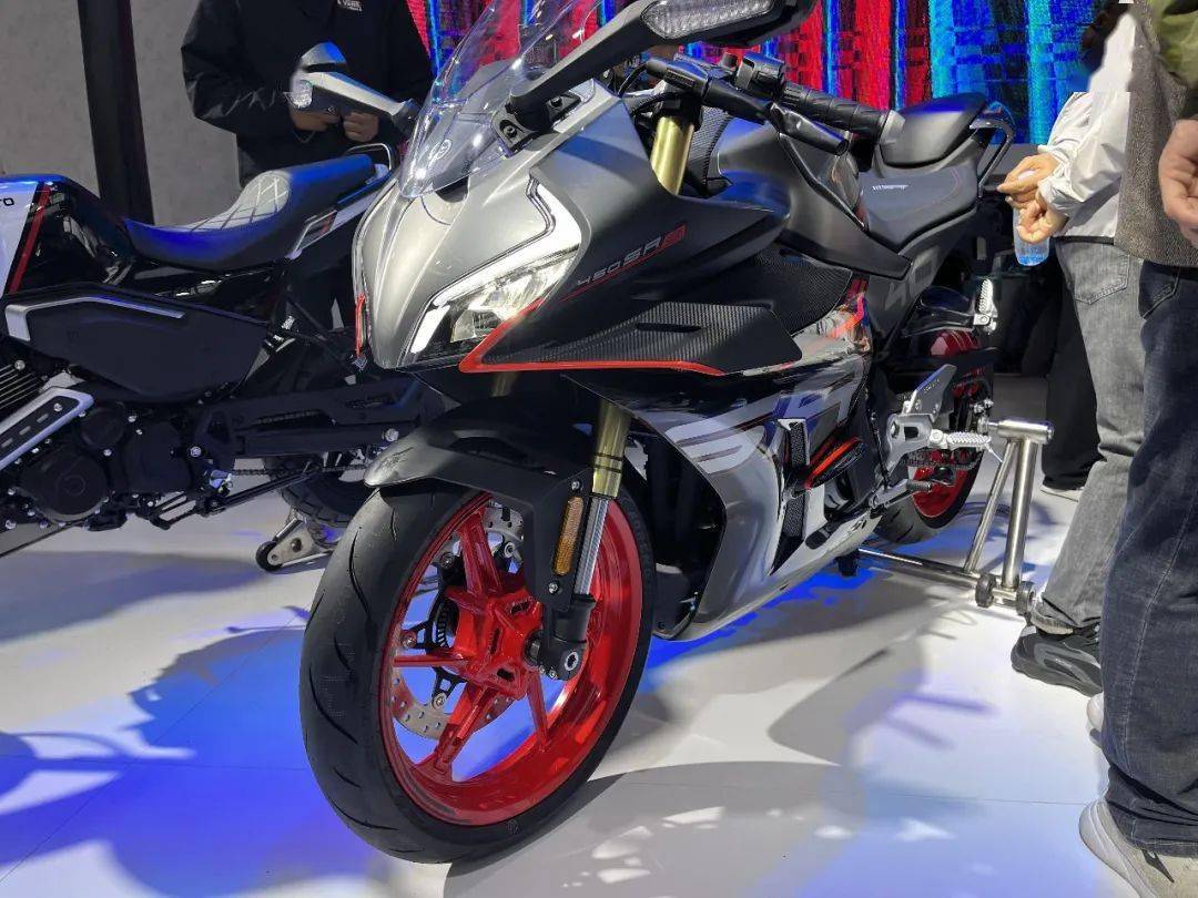 售价33580，春风双缸单摇臂跑车450SR S正式上市_搜狐汽车_搜狐网