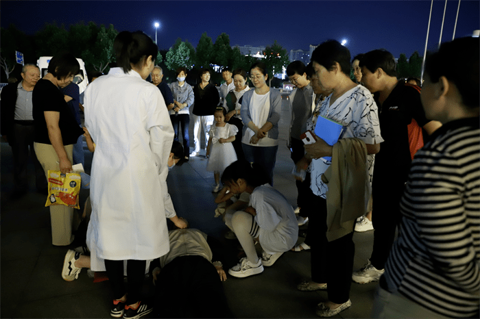 【百日攻坚在行动 四送四进四提升】东平县开展“健康一起来”广场义诊活动_群众_知识_服务