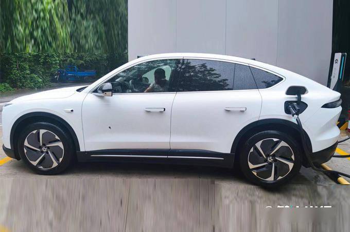 蔚来全新EC6实车街拍！7月上市 预计34.8万起售_搜狐汽车_搜狐网