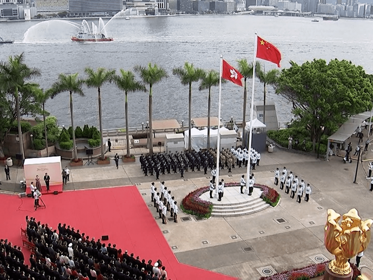 香港回归祖国26周年，特区政府在金紫荆广场举行升旗仪式_区旗_国旗_湾仔