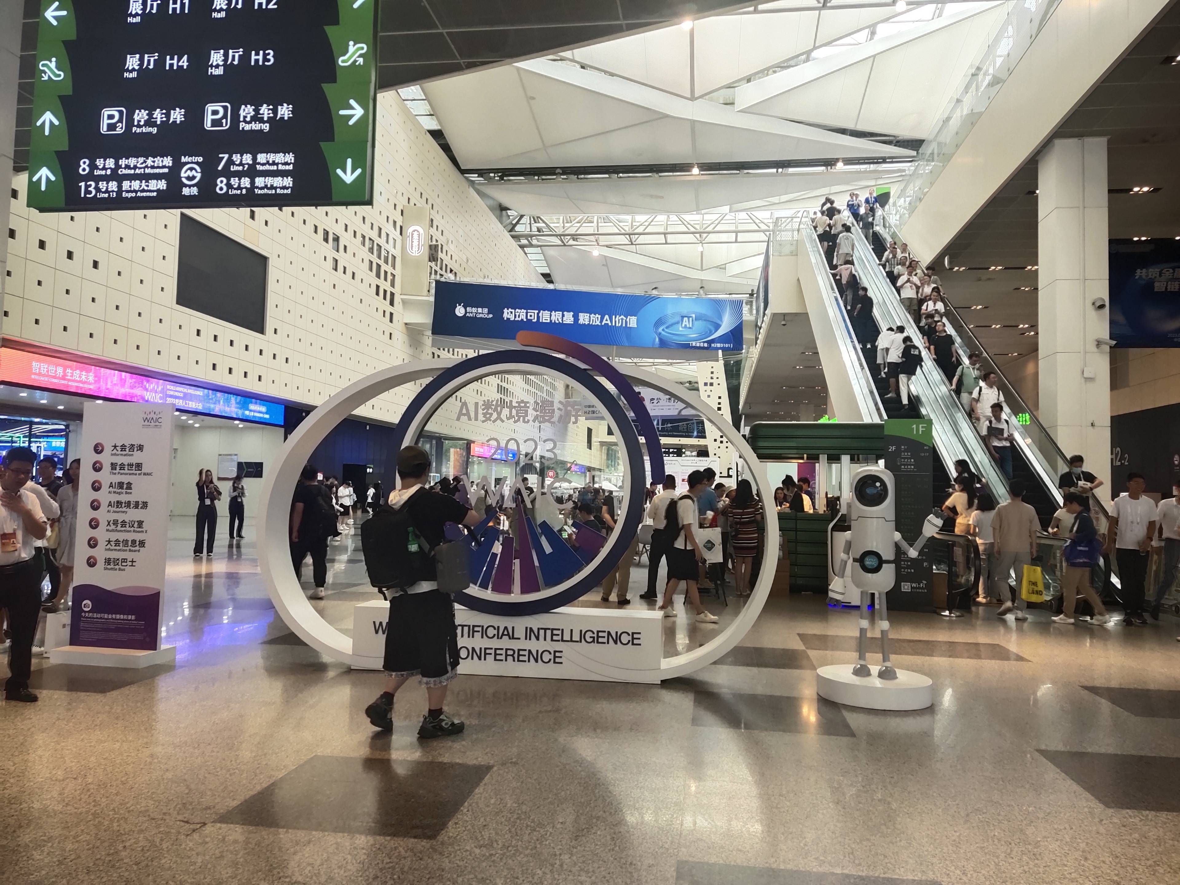 WAIC 2023观察｜AIGC与大模型当红 元宇宙“失宠”？_扎克伯格_虚拟_人工智能