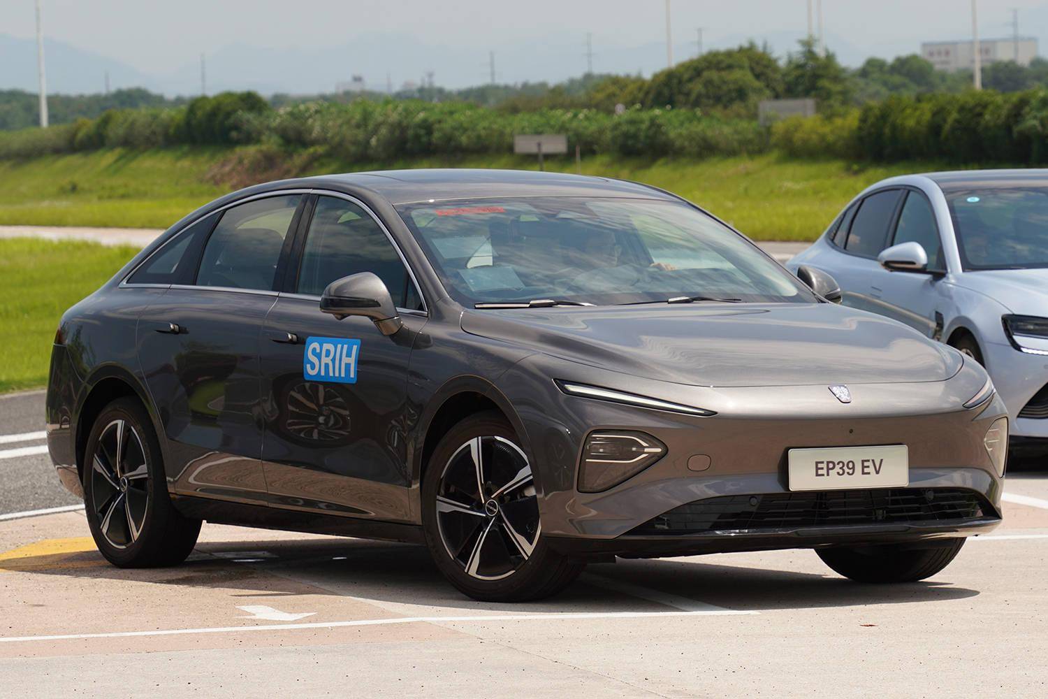 荣威D7 EV/DMH首次动态露出 将于成都车展亮相_搜狐汽车_搜狐网