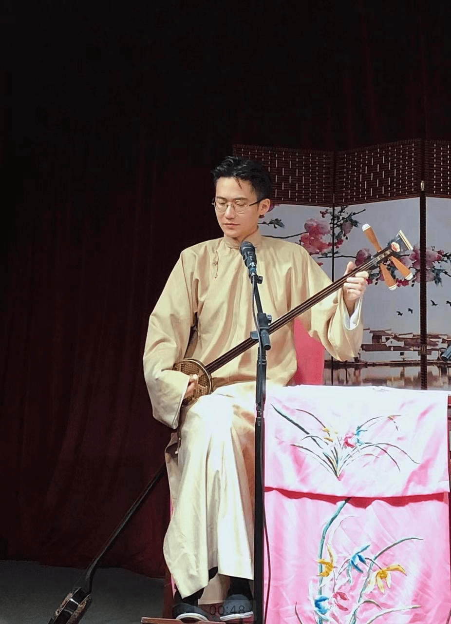 不介意别人说我帅”,95后的他冲上热搜!评弹直播留言