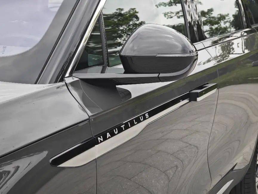 全系4驱2.0T＋8AT，261马力，内饰豪华不输自主品牌！_搜狐汽车_搜狐网