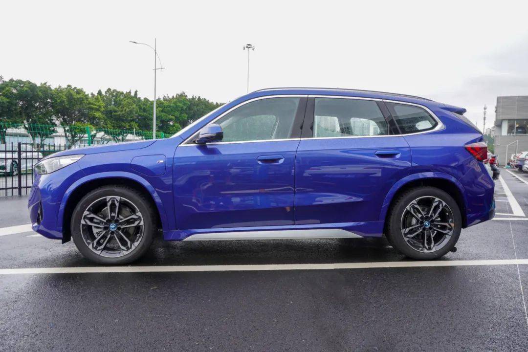 零百5.7s，续航450km，空间百变！探店实拍宝马iX1_搜狐汽车_搜狐网