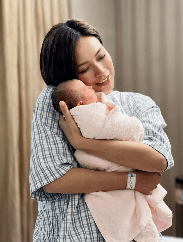 恭喜！42岁TVB前女星宣布女儿提前出生！大晒一家合照_朱慧敏_小姐_时候