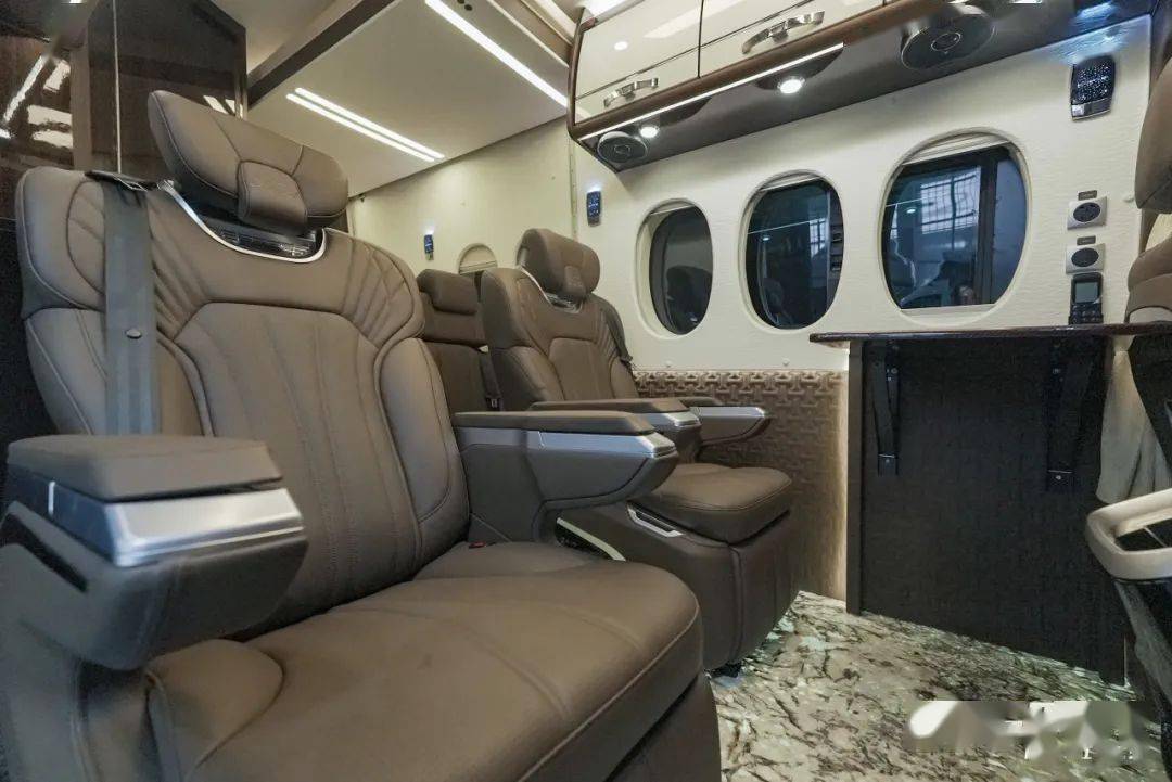 展会开幕日：卫航全顺T8野兽公务舱 2.3T+8AT动力组合 双航空座椅布局 精致商务范_搜狐汽车_搜狐网